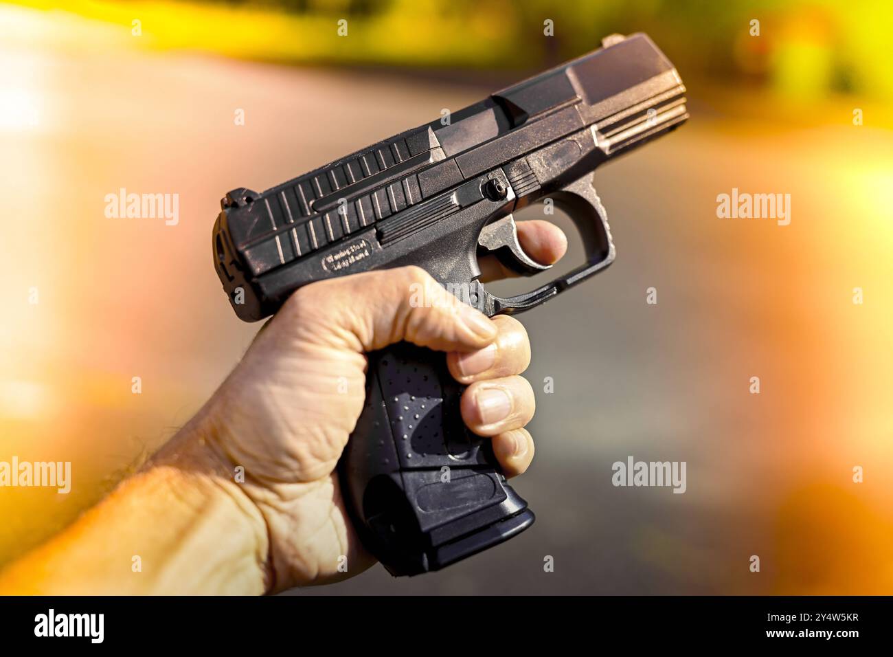 Männerhand mit Waffe, Waffengewalt *** mans hand with weapon, armed ...