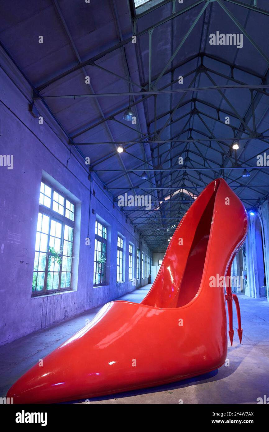 A big red shoe, tribute to 'The Devil Wears Prada' during 'Meryl's ...