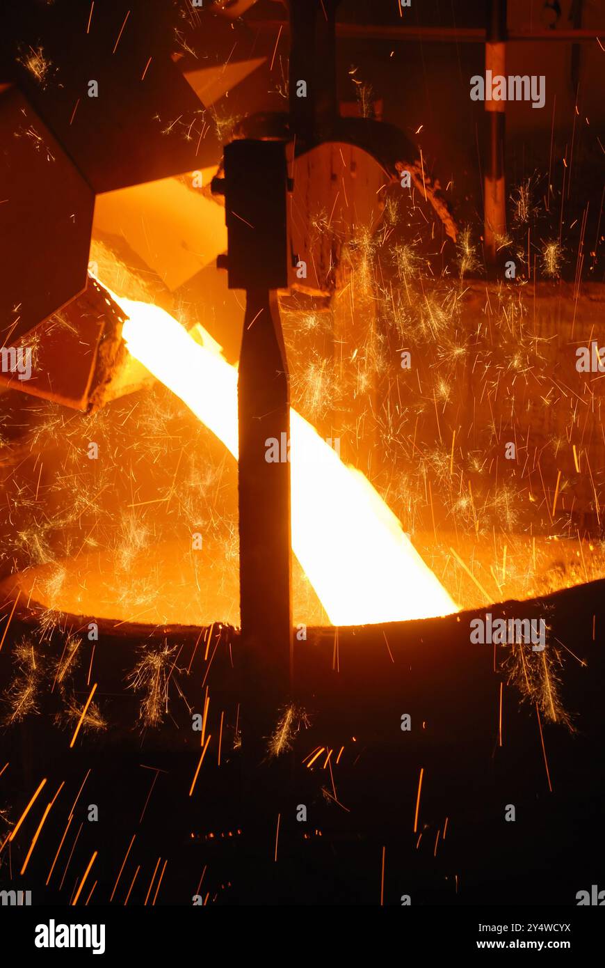Hot metal being poured into a mold hi-res stock photography and images ...