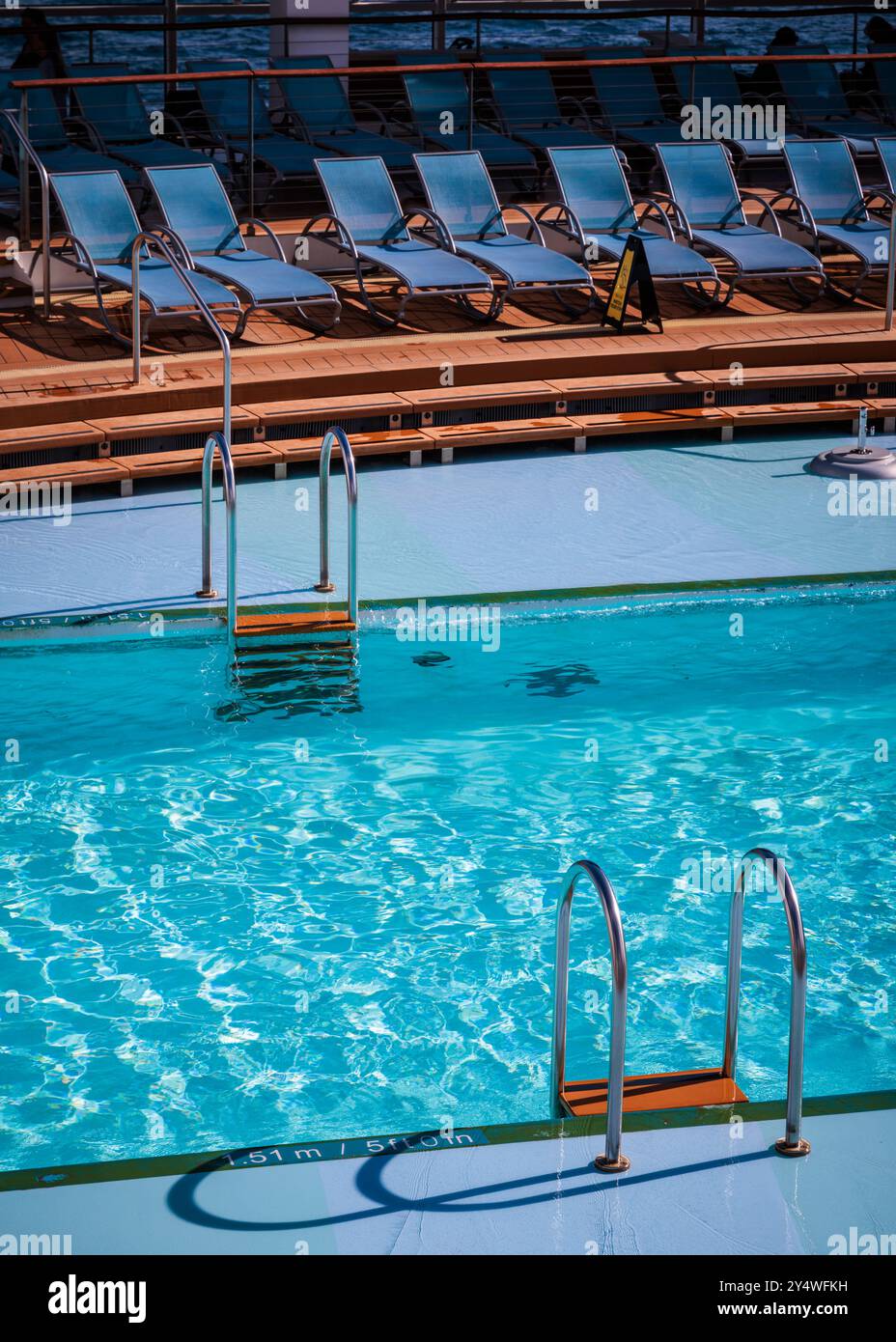 Empty swimming pool on a cruise ship in the sunshine Stock Photo - Alamy