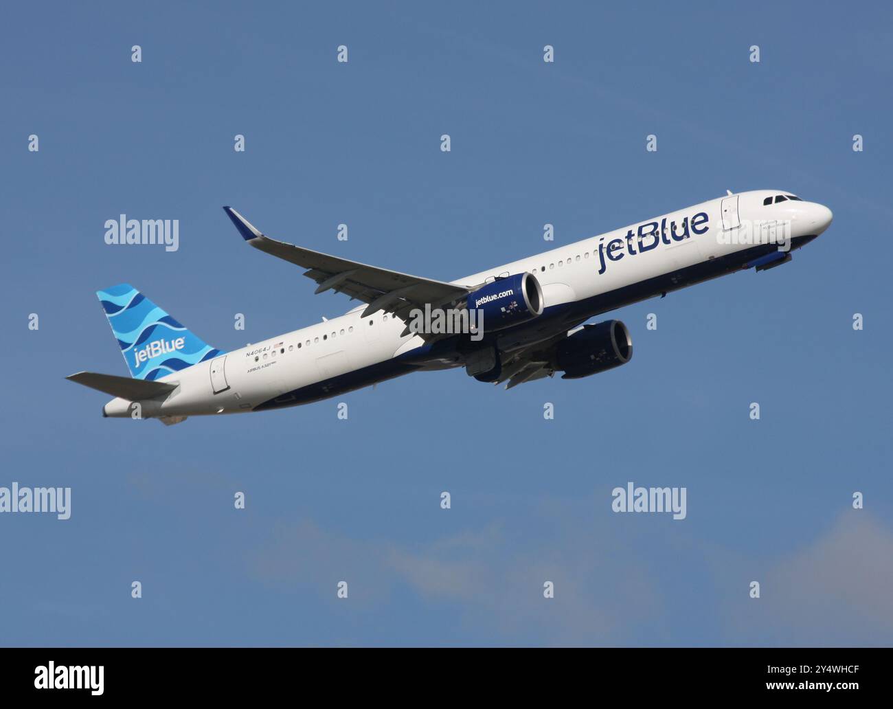 An Airbus A321 Neo of Jetblue Airways departs London Gatwick Airport ...