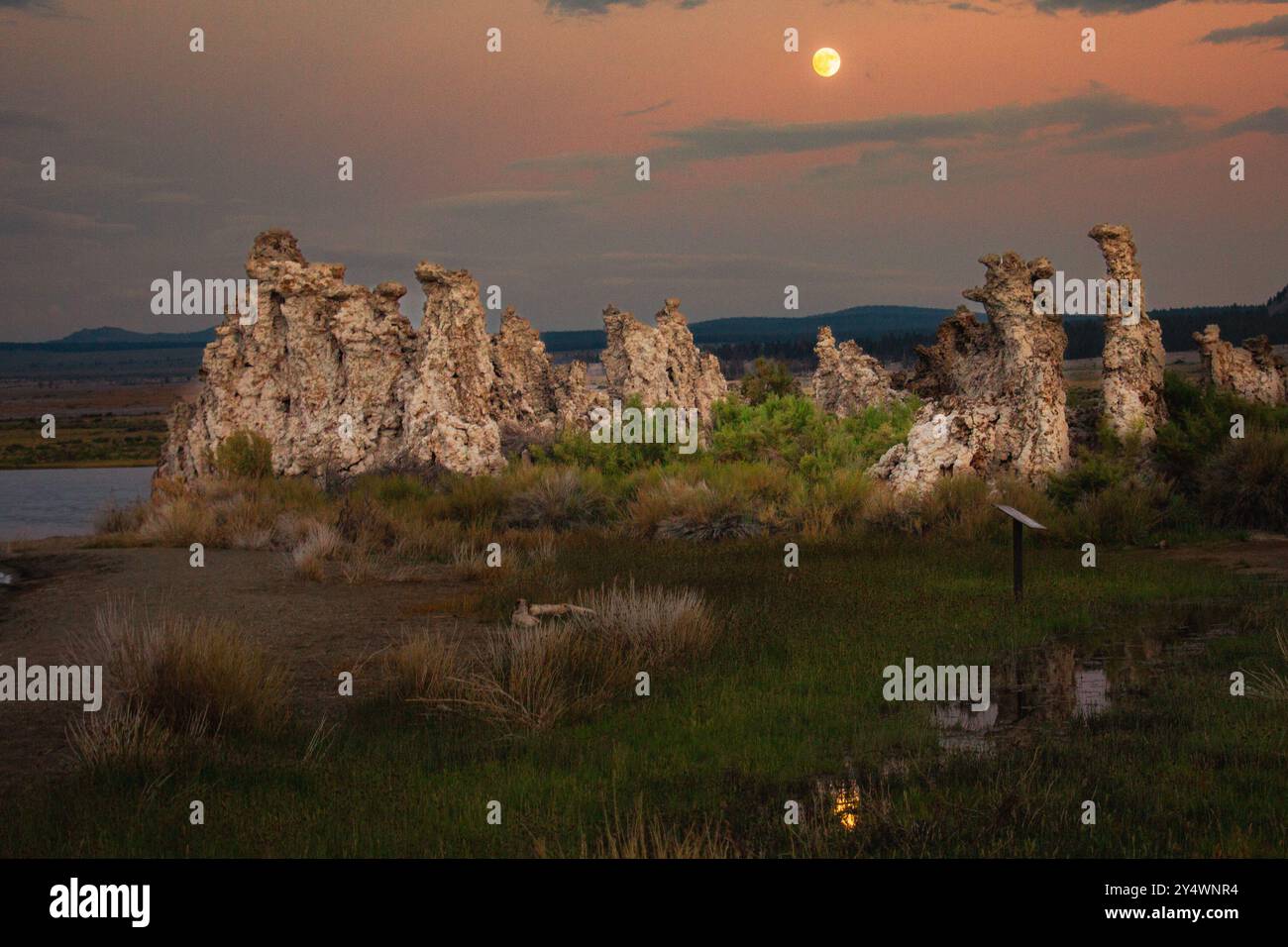 South tufa mono lake sunset hi-res stock photography and images - Alamy