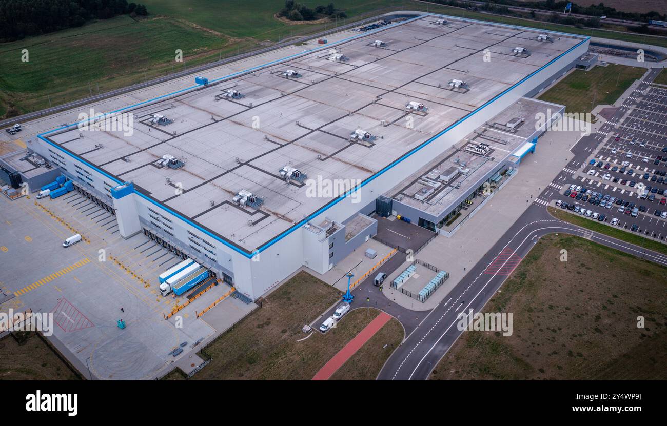 An aerial view of a new amazon warehouse hi-res stock photography and ...