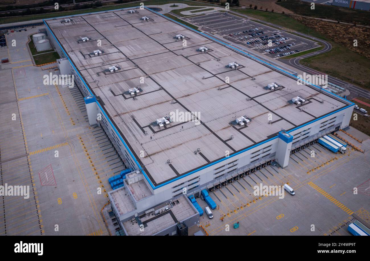 An aerial view of a new amazon warehouse hi-res stock photography and ...
