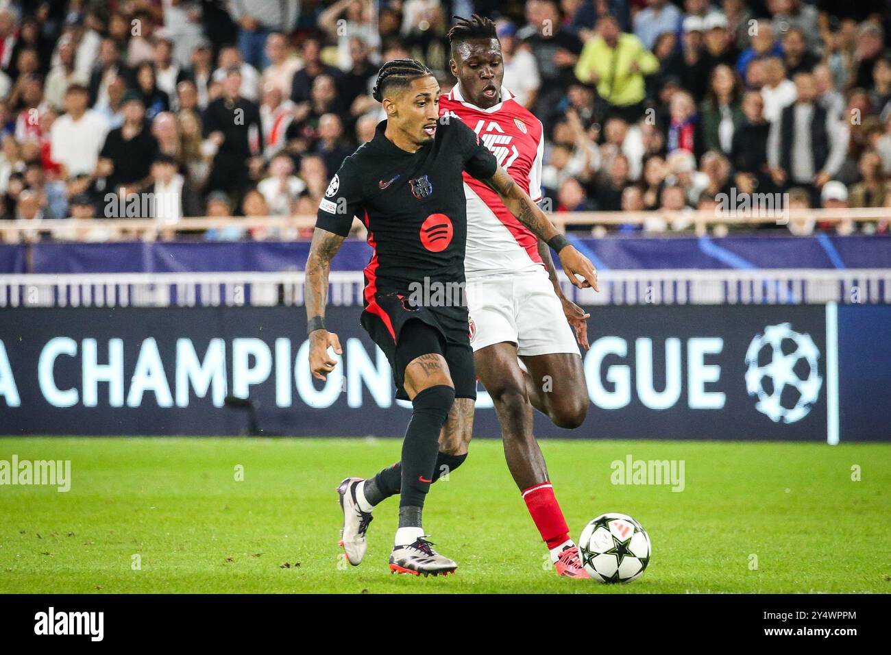 Raphael DIAS BELLOLI (Raphinha) of Barcelona and Wilfried SINGO of ...
