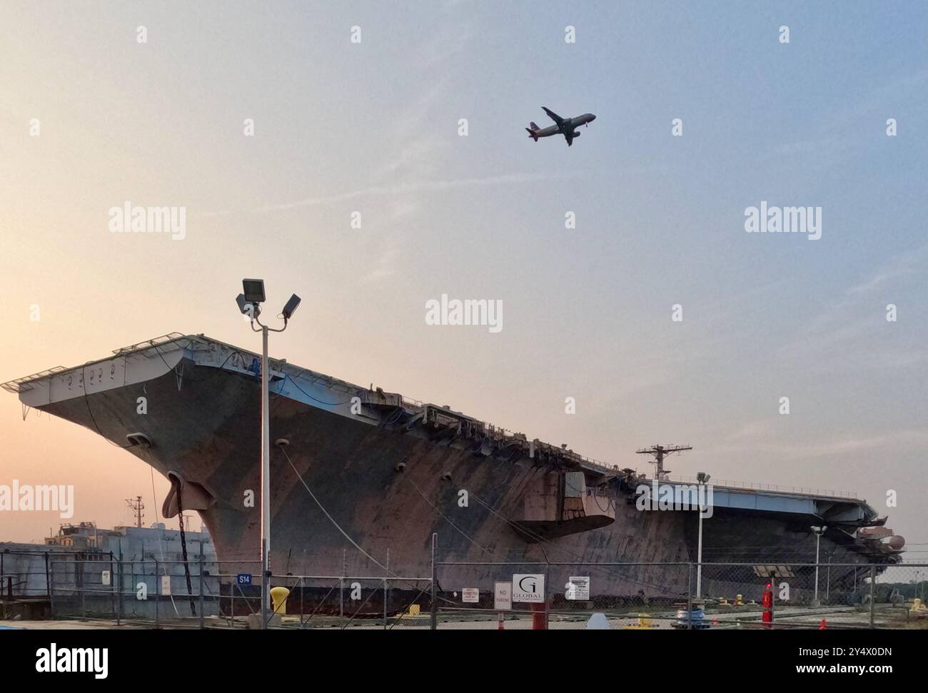 A jet descending into Philadelphia International Airport passes over ...
