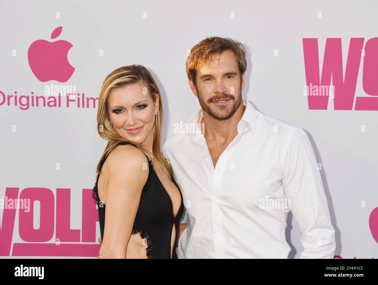 HOLLYWOOD, CALIFORNIA - SEPTEMBER 18: (L-R) Katie Cassidy and Stephen ...