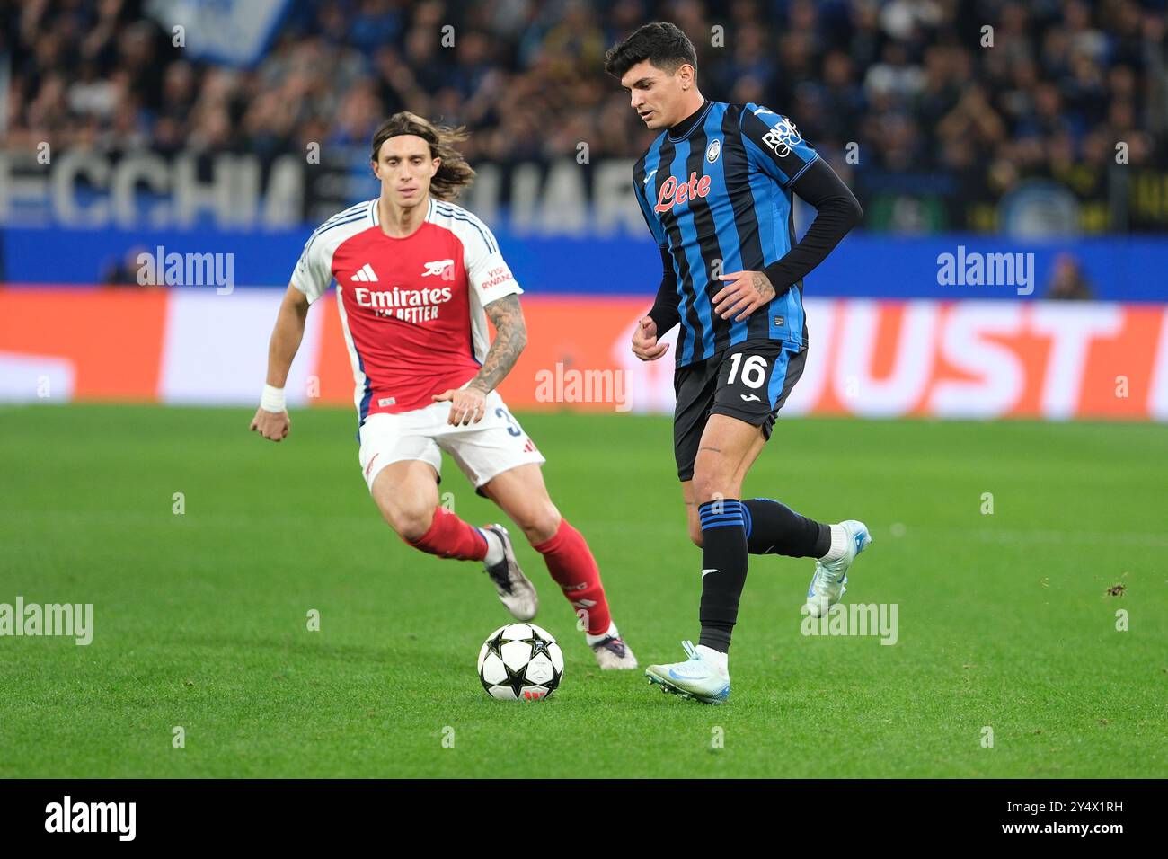 Raoul Bellanova of Atalanta BC 1907 carries the ball during the UEFA ...