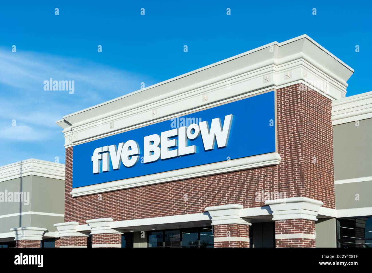 Five below inc hi-res stock photography and images - Alamy