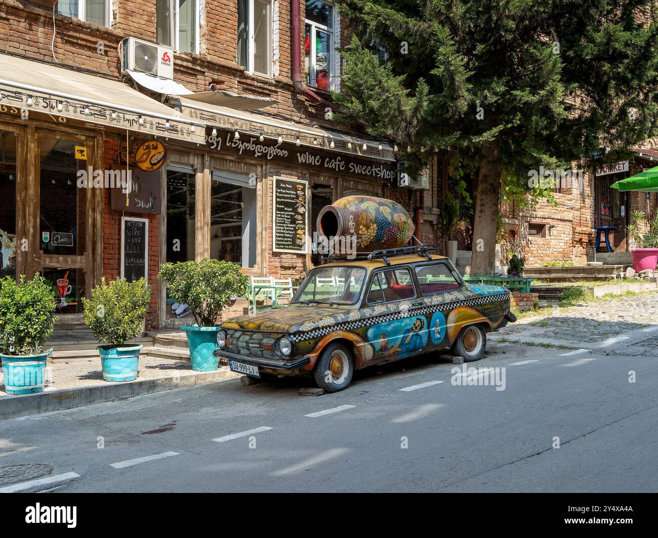 Cozy cafes and restaurants hi-res stock photography and images - Alamy