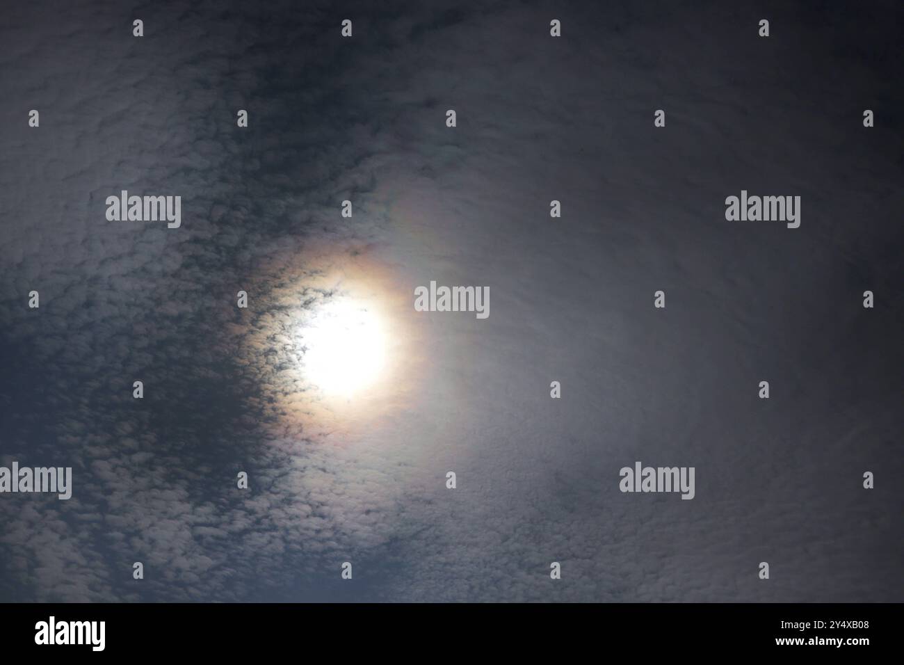 Lichtbeugung am Himmel Ein Hof, auch bekannt als Korona am Himmel ...