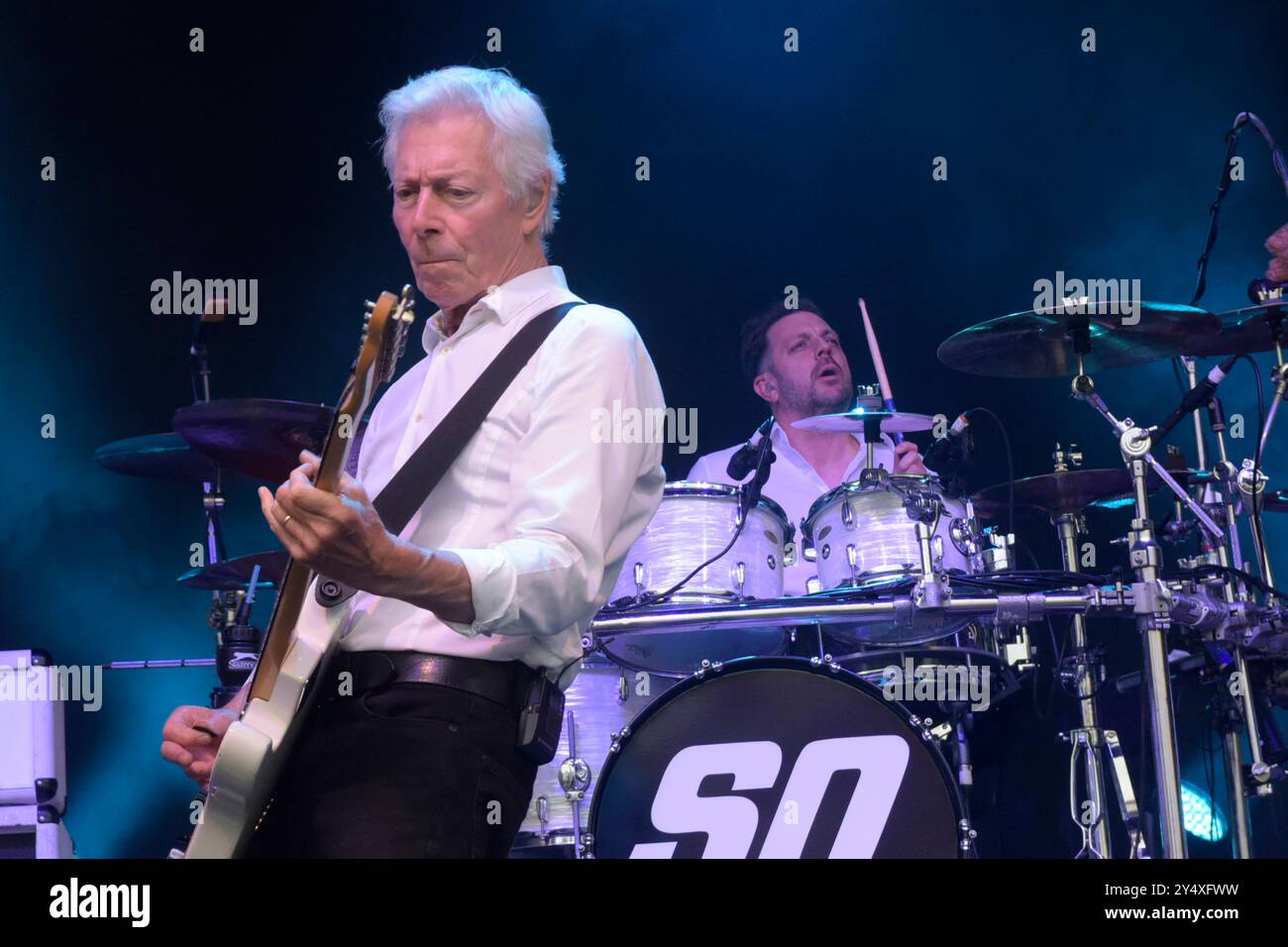 Andrew Brown Keybord, Gitarre und Leon Cave Schlagzeug geben ein ...