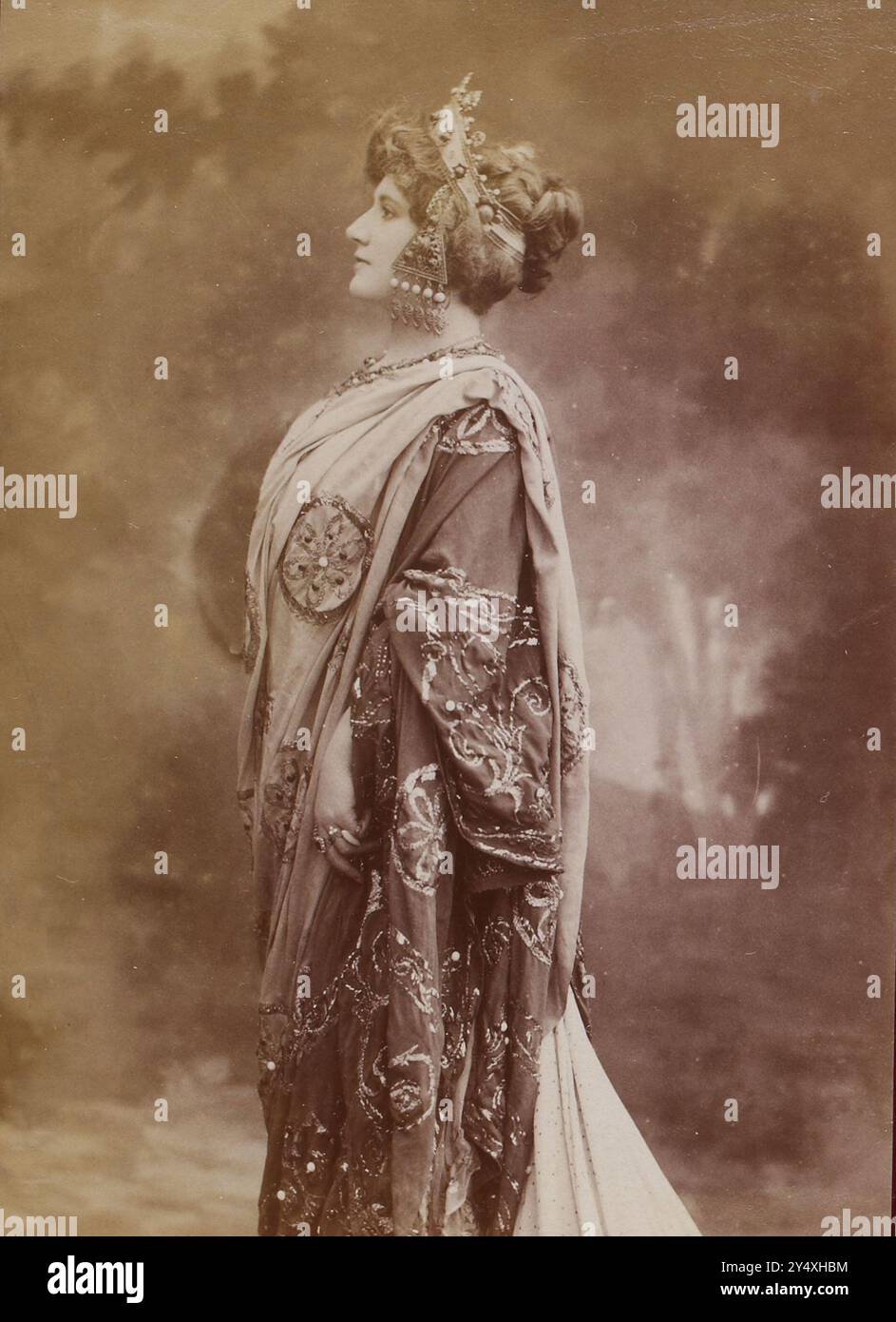 costume design photo showing Cécile Thévenet (1872-1956) a Belgian ...