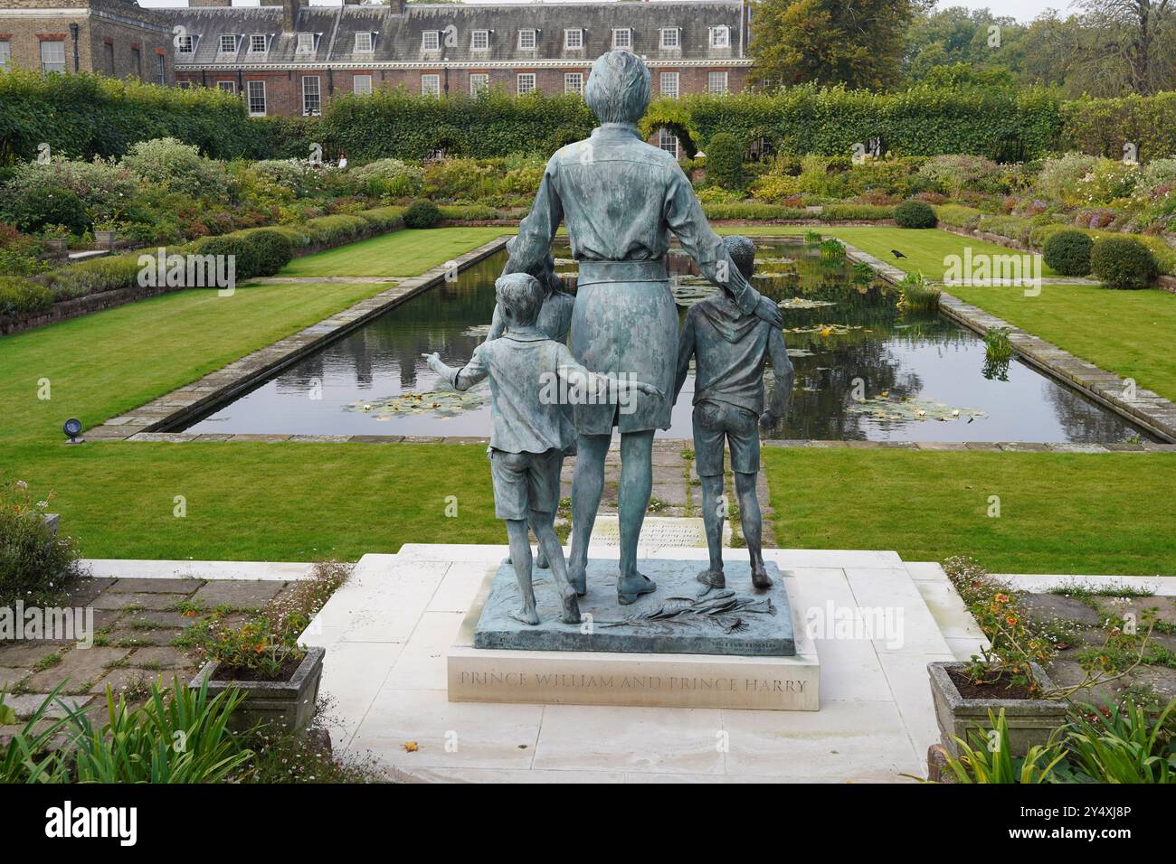 Statue of Princess Diana and her sons in Kensington Palace Garden ...
