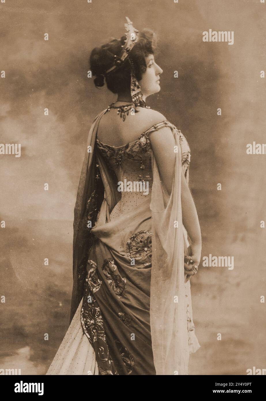 costume design photo showing Cécile Thévenet (1872-1956) a Belgian ...