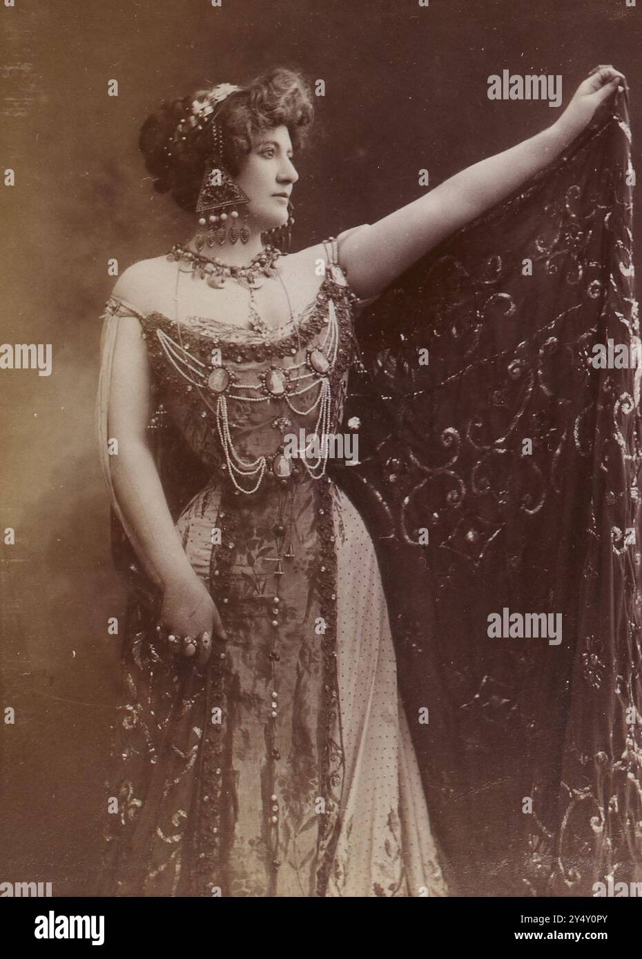 Vintage theatre actress photos hi-res stock photography and images - Alamy