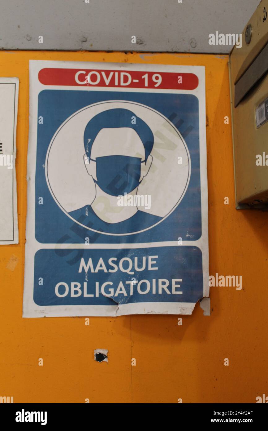 COVID-19 masque obligatoire in French mask required sign in Fort-de ...