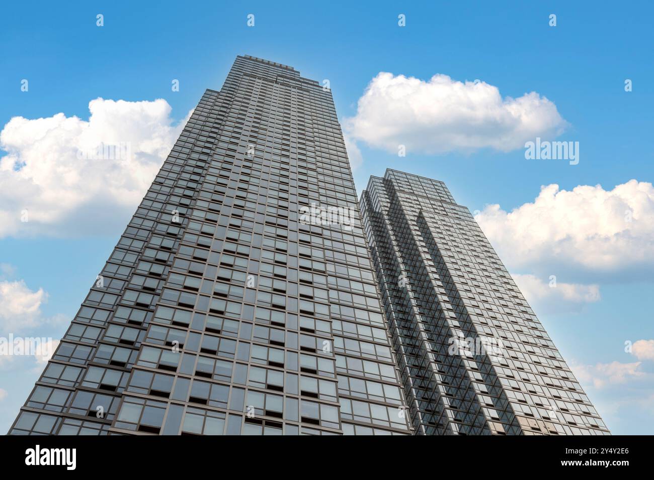 facade of generic Skyscraper in New York under blue cloudy sky Stock ...
