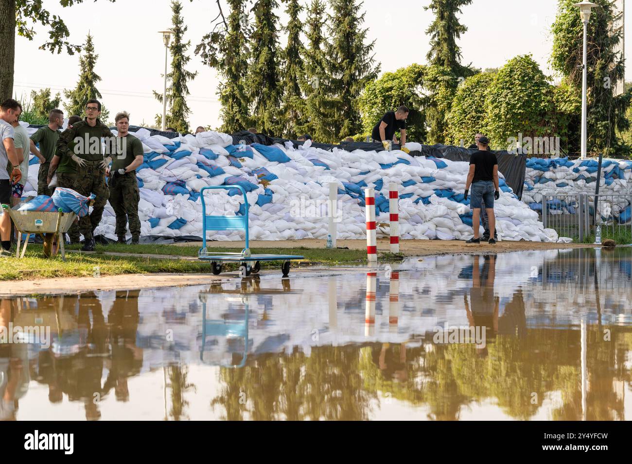 Volunteers build flood embankments. Wroclaw is preparing for a flood ...