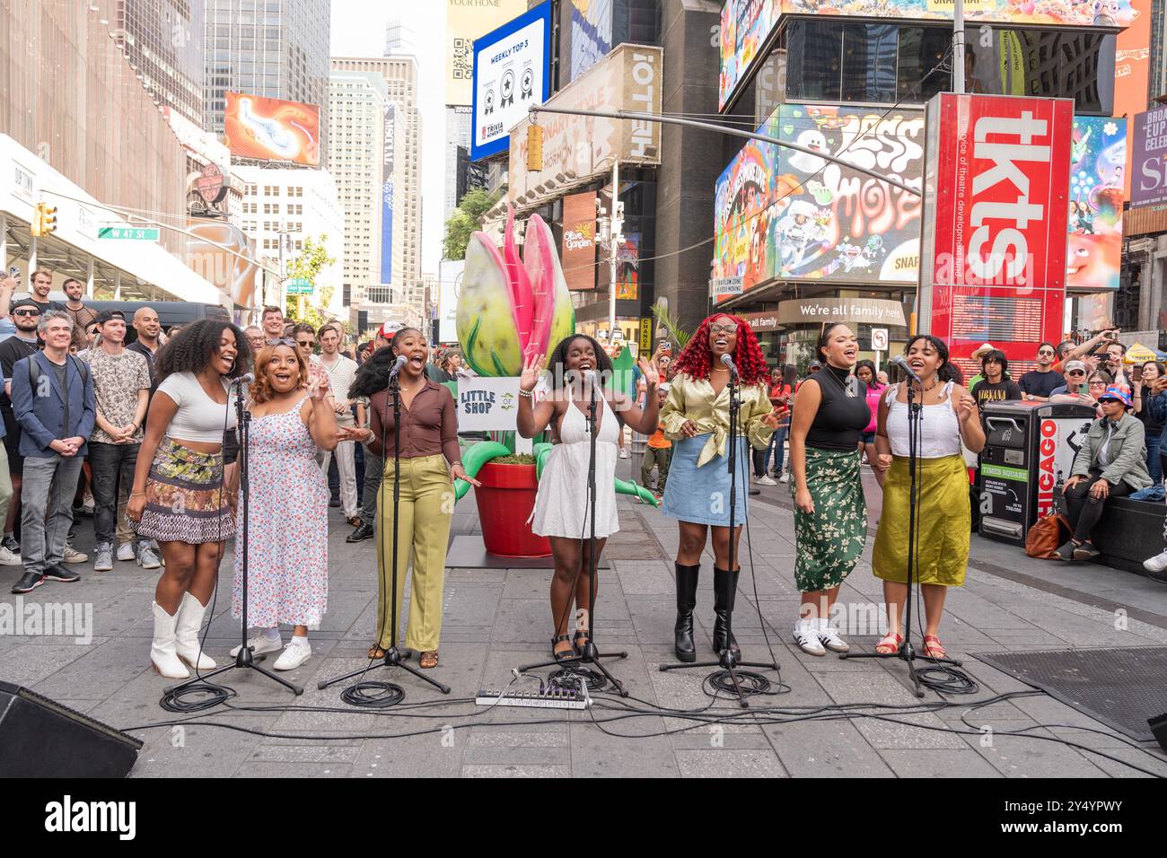 Cast performs during 'Little Shop of Horrors' unveiling 'Audrey II ...