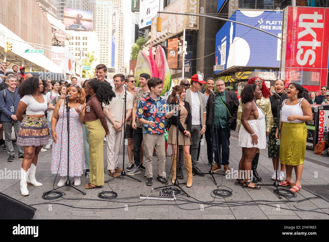Cast performs during 'Little Shop of Horrors' unveiling 'Audrey II ...