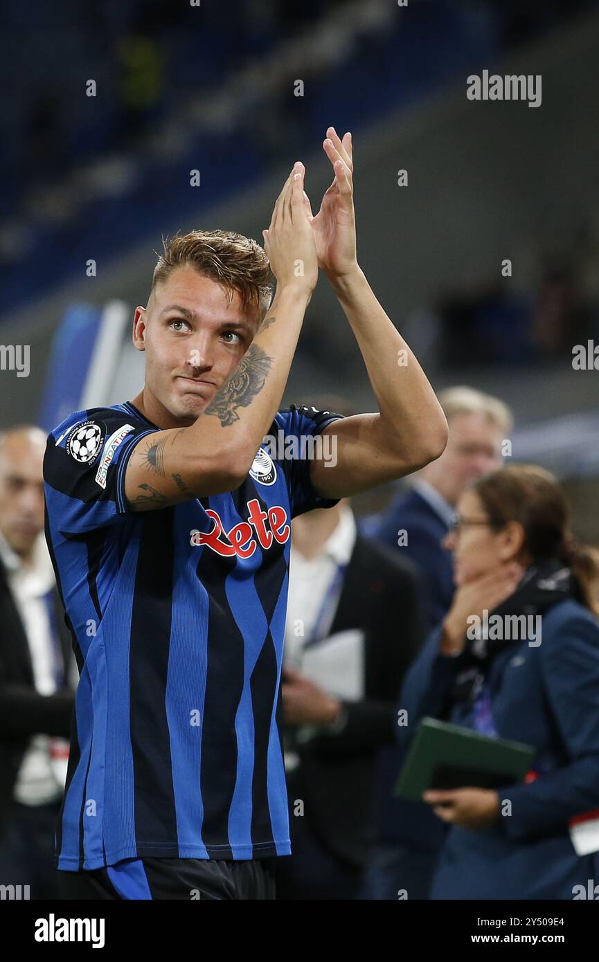 Mateo Retegui of Atalanta BC claps the hand during Atalanta BC vs ...