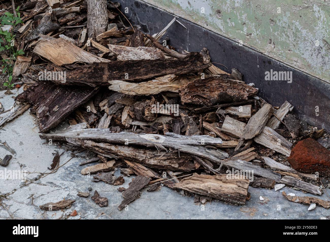 pile of used wood in the warehouse Stock Photo - Alamy