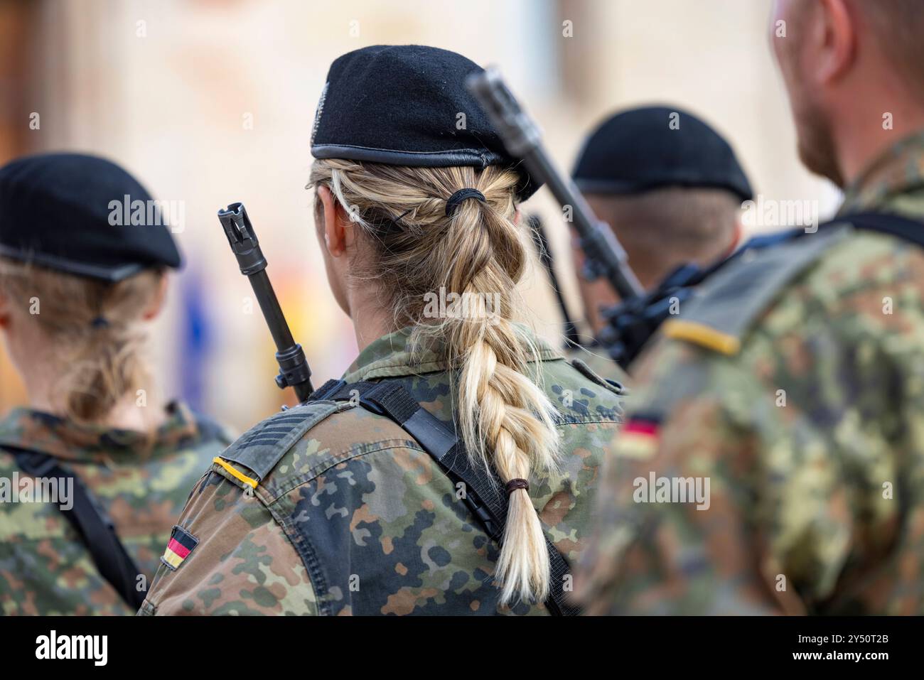 Uebergabe-Appell Landeskommando Thueringen 19092024 - Eine Soldatin mit ...