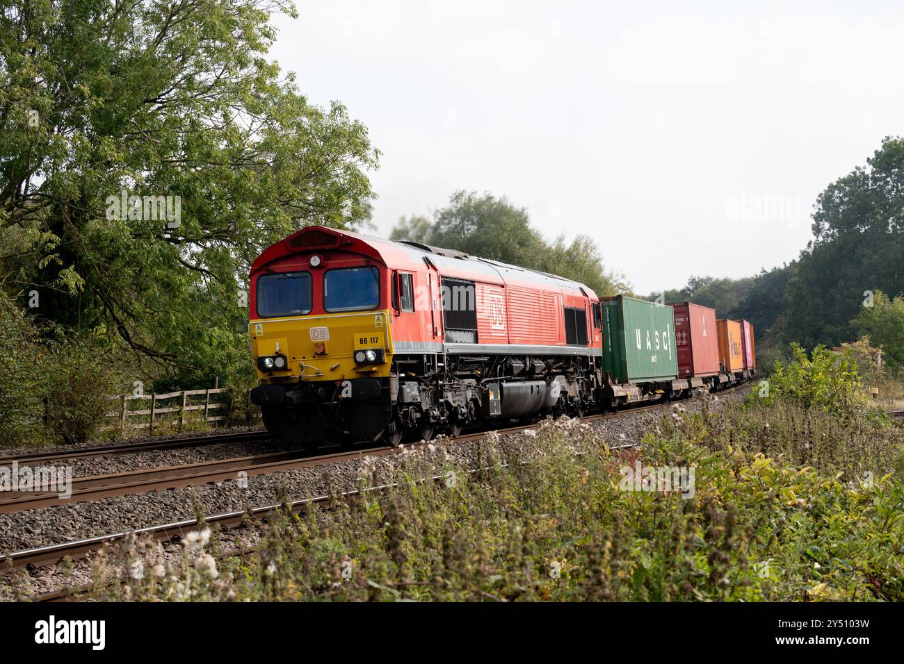 DB class 66 diesel locomotive No. 66117 pulling a freightliner train ...