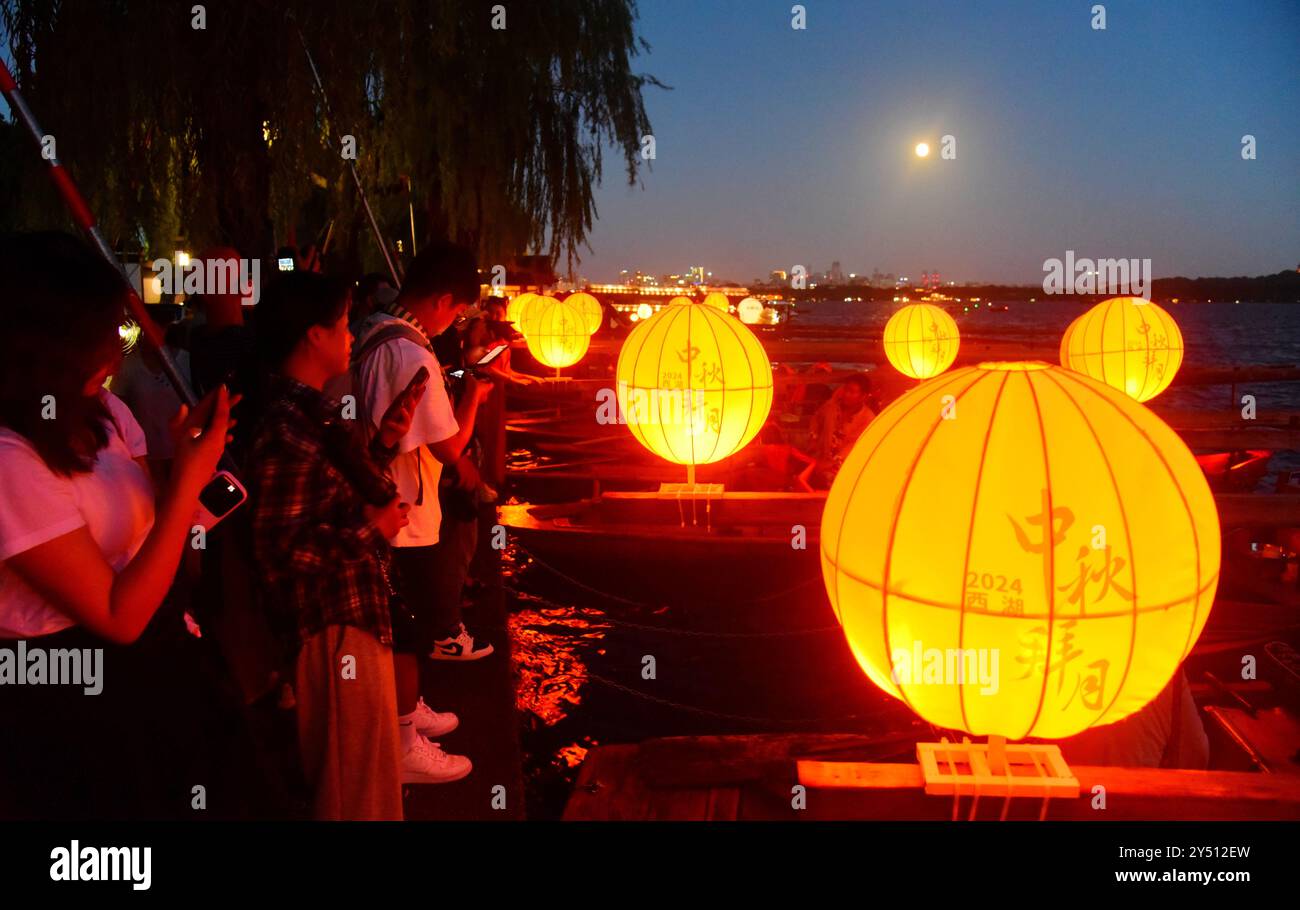 The "Moon Boat" of the West Lake sets off on the Mid-Autumn Festival ...