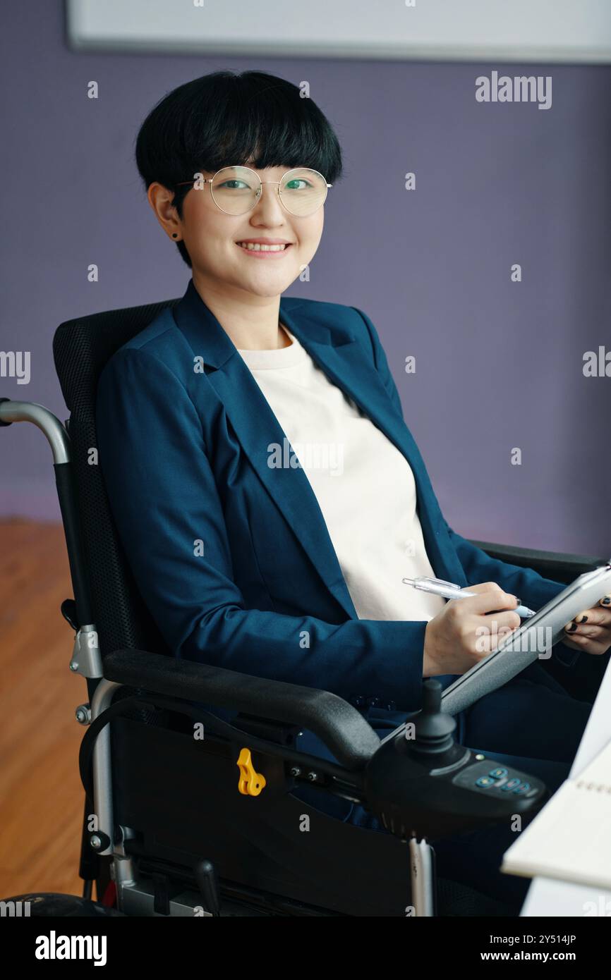 Office Worker With Disability Working In Office Stock Photo - Alamy