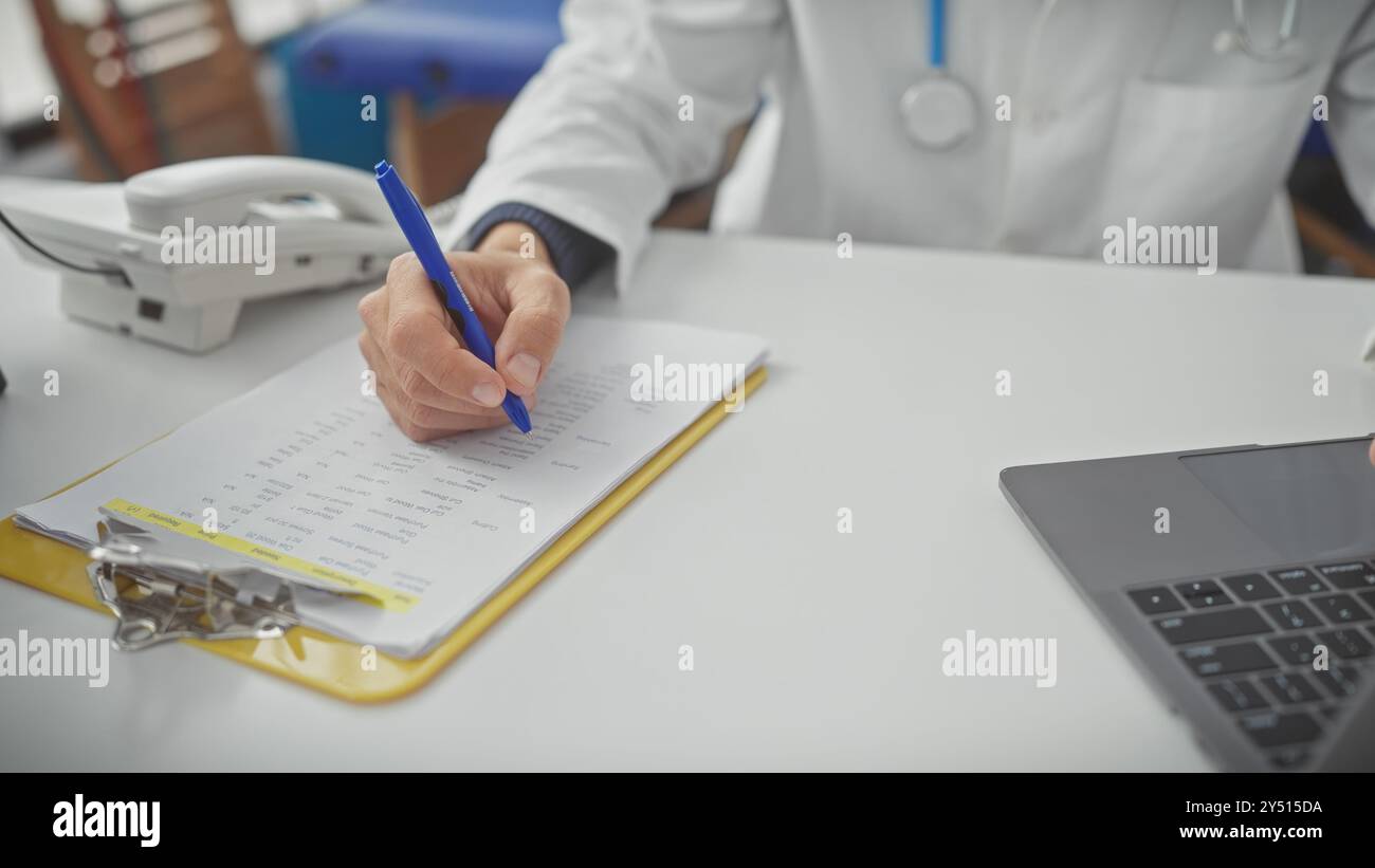 Doctor writing on schedule hi-res stock photography and images - Alamy