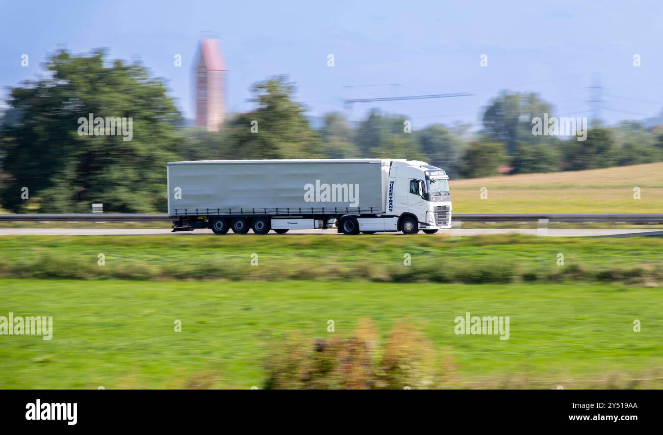 20.09.2024, Autobahn A96 bei Mindelheim im Unterallgäu, reger Verkehr ...