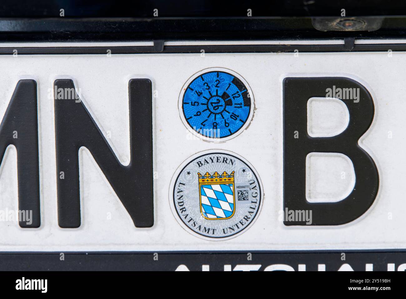 20.09.2024, Autokennzeichen, TÜV-Plakette und Landkreis-Wappen ...