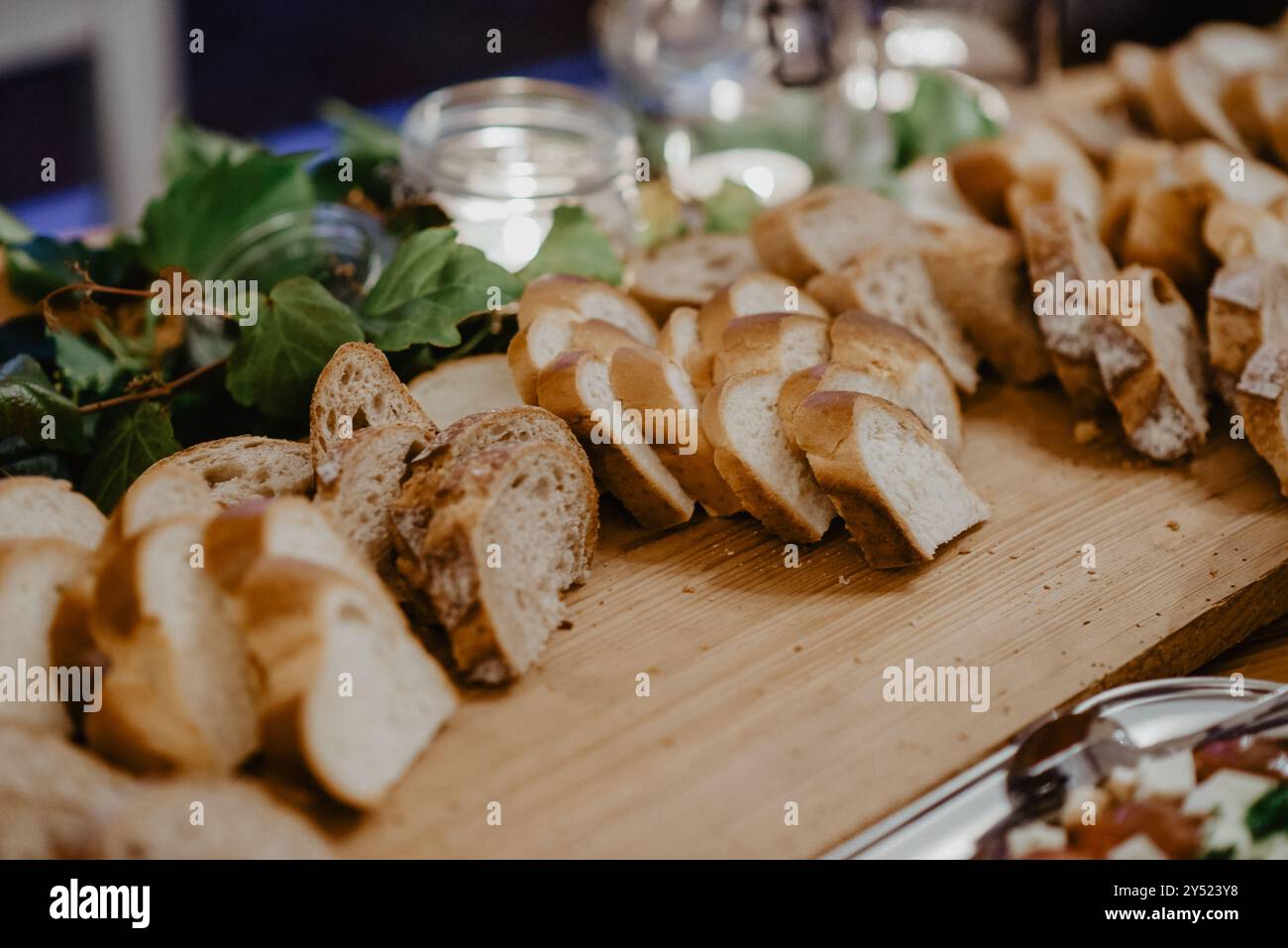 Sliced party loaf bread basket hi-res stock photography and images - Alamy