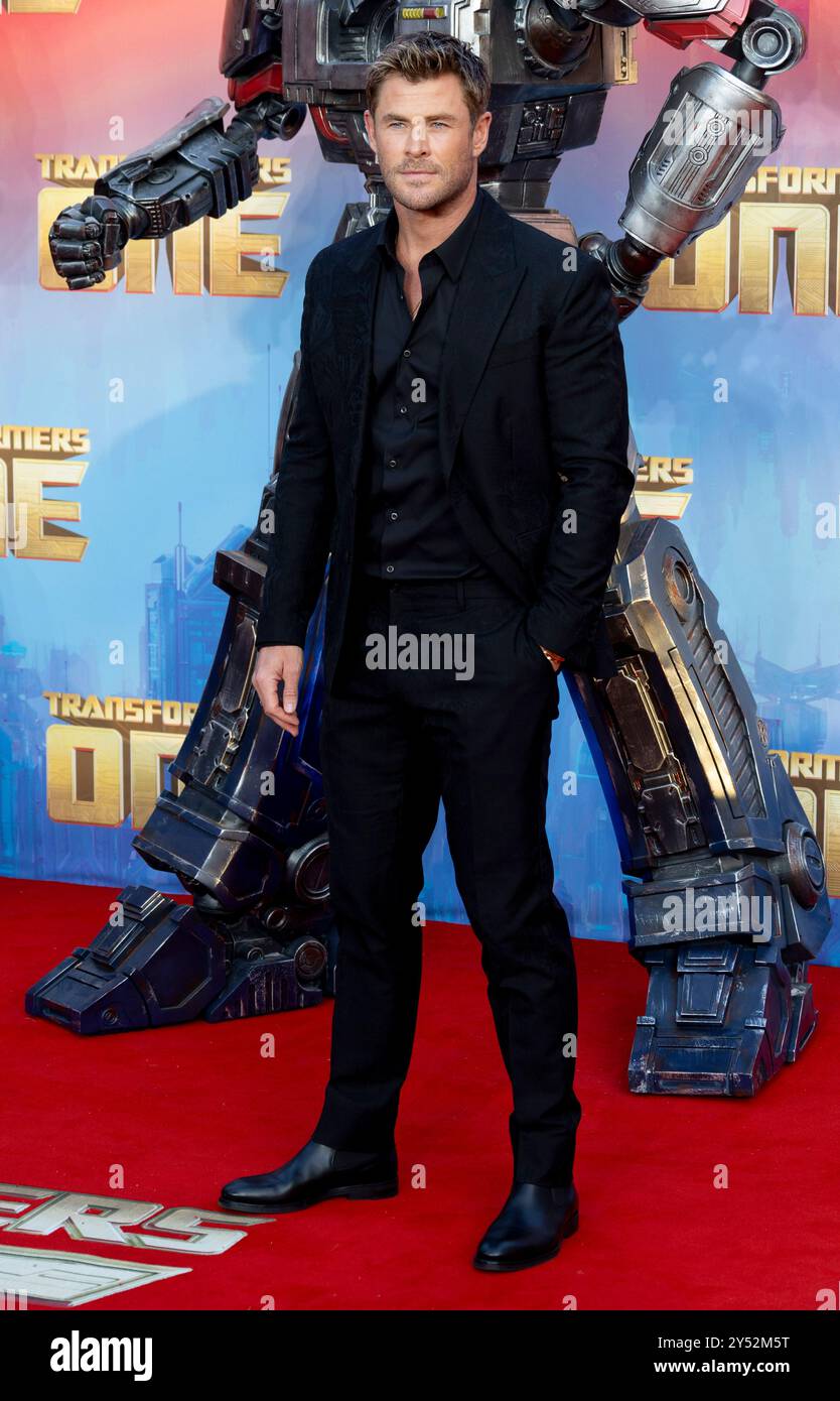 Chris hemsworth red carpet transformers hi-res stock photography and ...