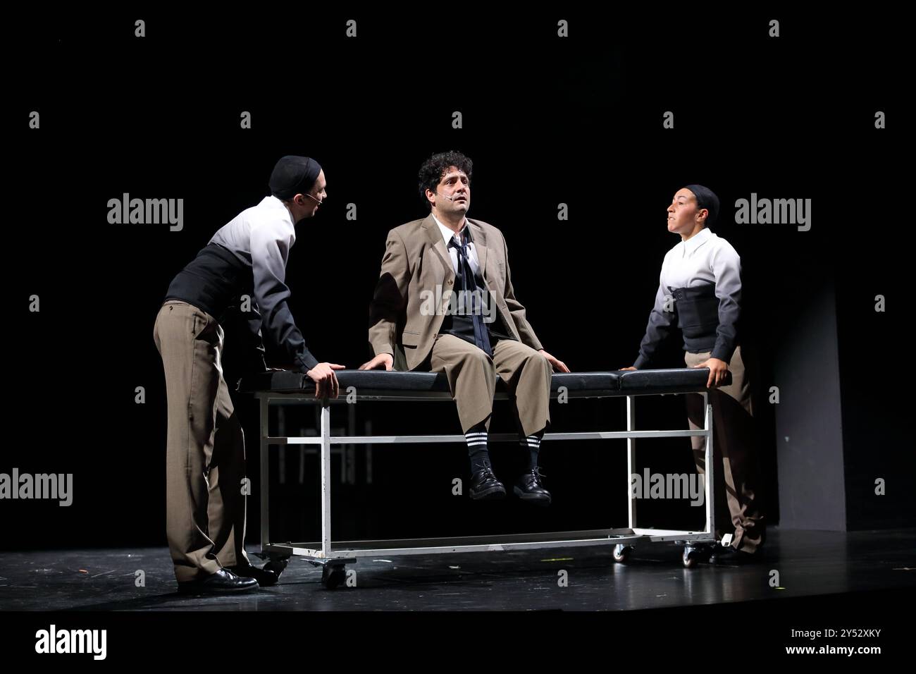 Marc Benner als Willem u.a., Edgar Eckert als Josef K. und Yanina Ceron ...