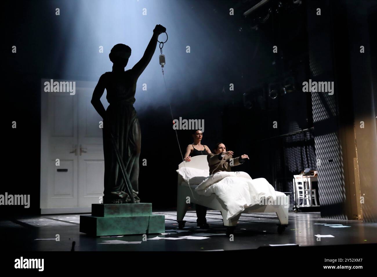 Christiane Paul als Fräulein Bürstner u.a. und Lea Draeger als Advokat Huld u.a., v.l., während ...