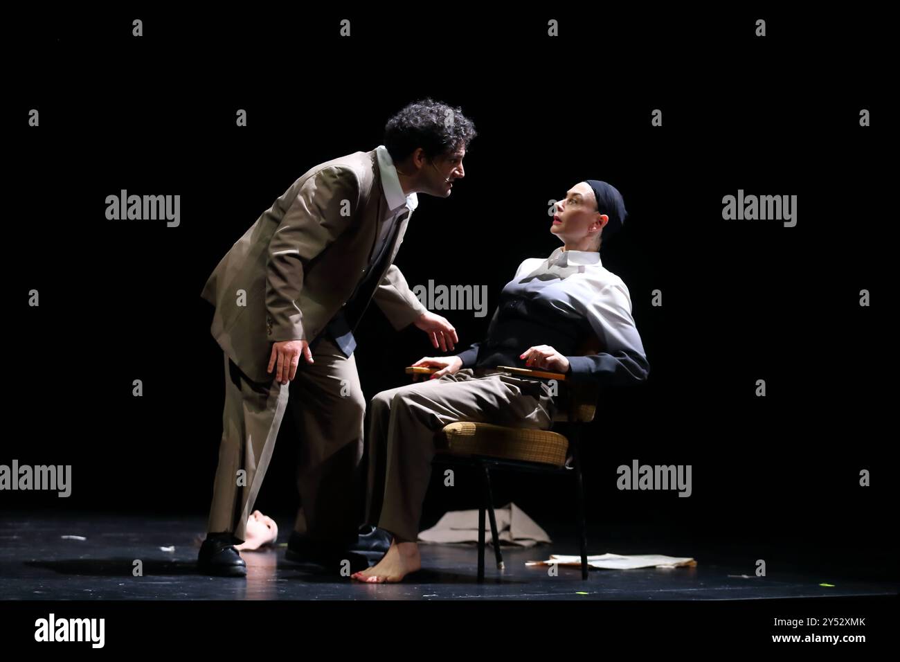 Edgar Eckert als Josef K. und Christiane Paul als Fräulein Bürstner u.a. während der Fotoprobe ...