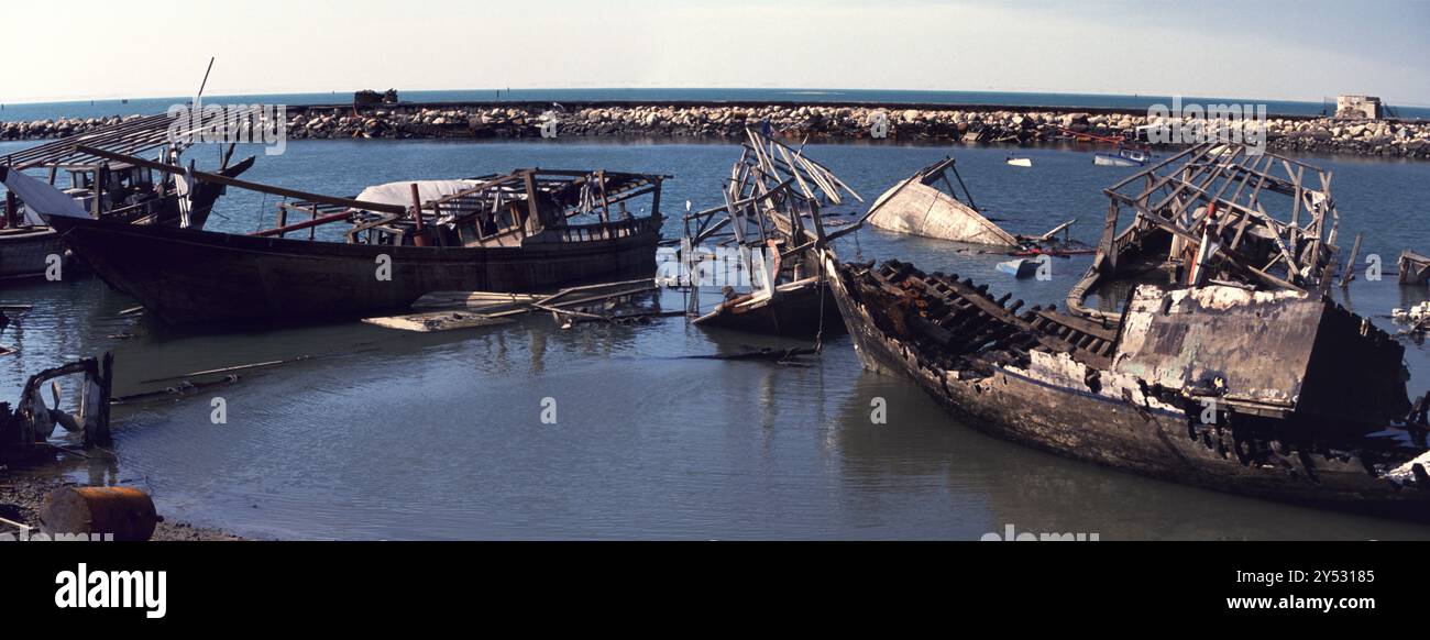 First Gulf War: 8th March 1991 Burned by the fleeing Iraqi Army, Kuwait ...