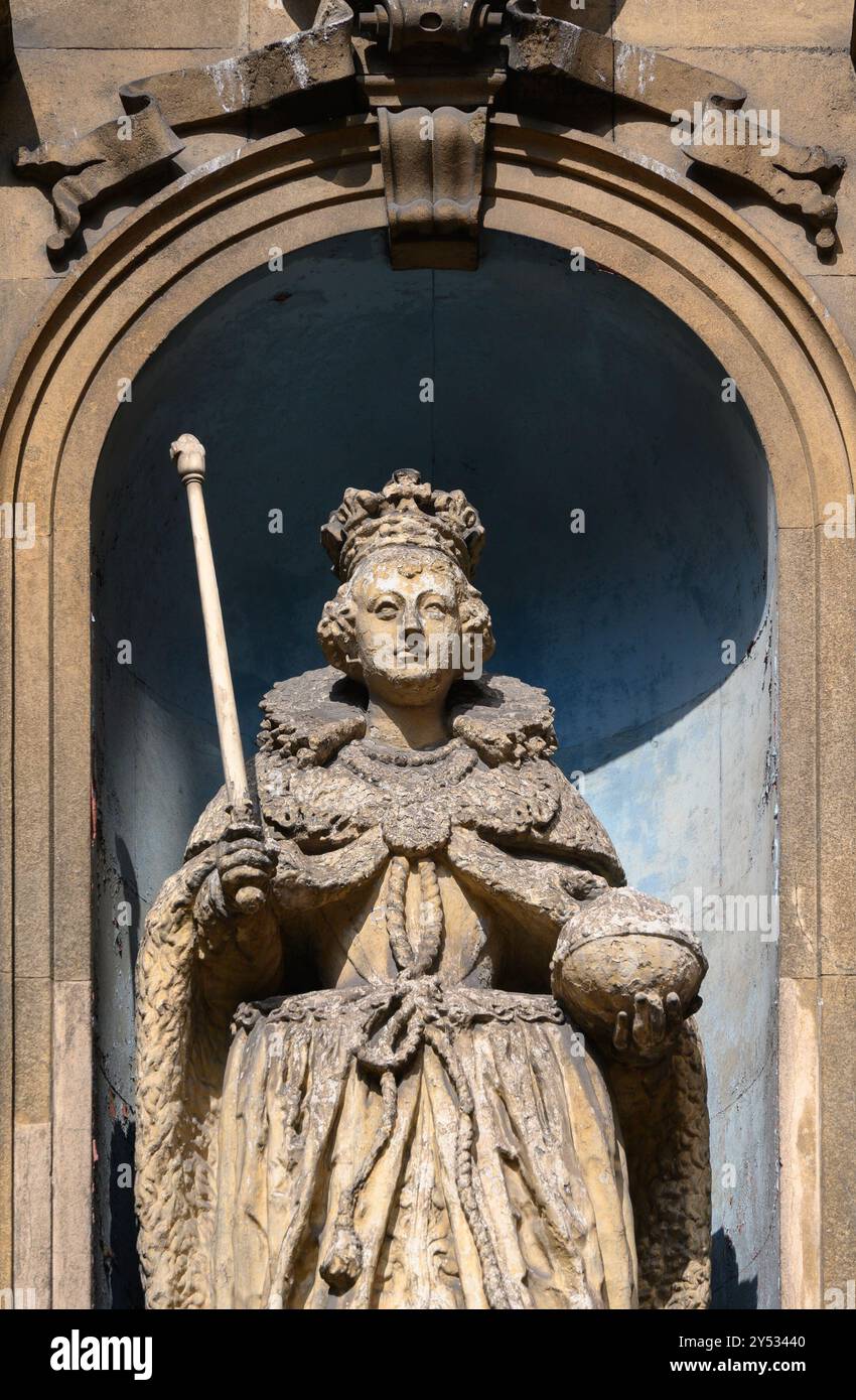 London, England, UK. Statue of Queen Elizabeth I on the facade of St ...