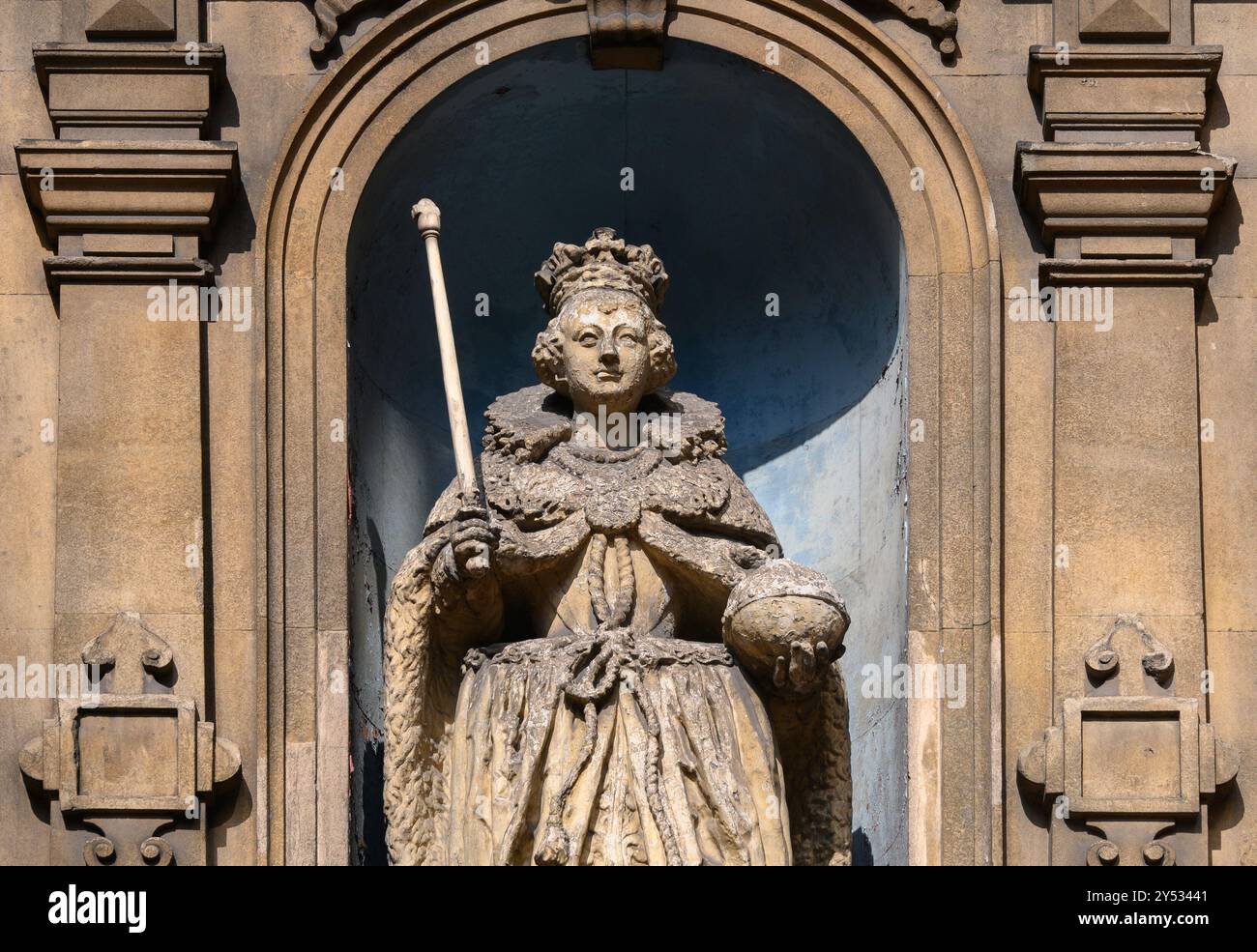 London, England, UK. Statue of Queen Elizabeth I on the facade of St ...