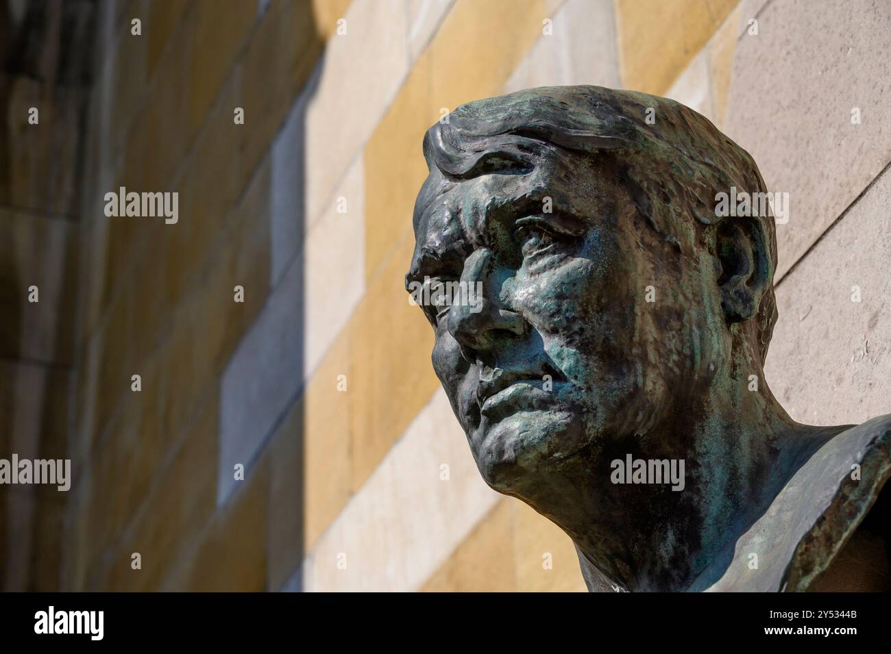 London, England, UK. Bust of Lord Northcliffe outside the Church of ...