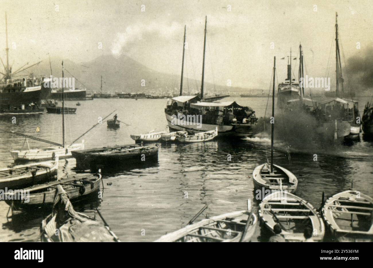1944 , march, NAPLES , ITALY : The eruption of MOUNT VESUVIUS , from 18 ...