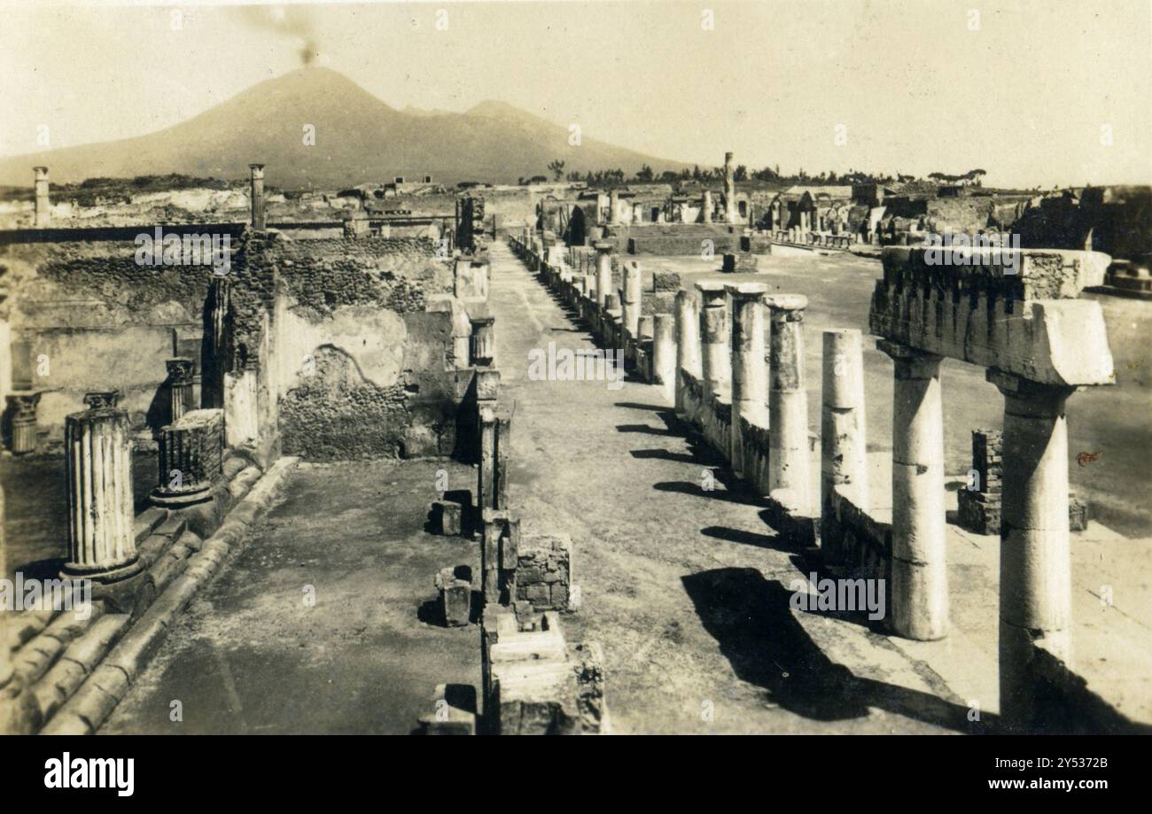 1944 , march, Pompeii, ITALY : The eruption of MOUNT VESUVIUS , from 18 ...