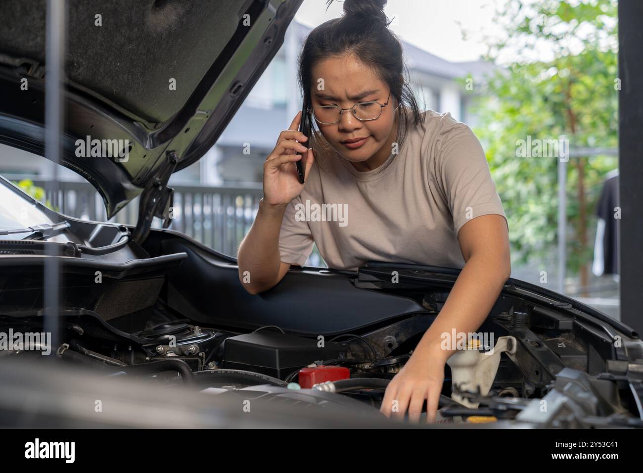 Mature woman car breakdown hi-res stock photography and images - Alamy