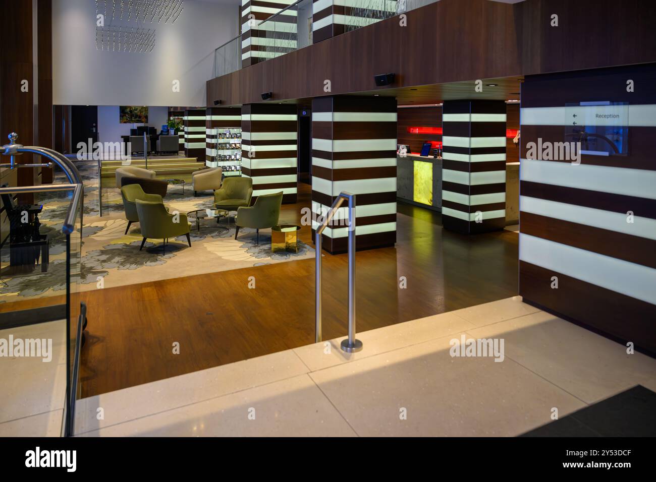 Hilton lobby hi-res stock photography and images - Alamy
