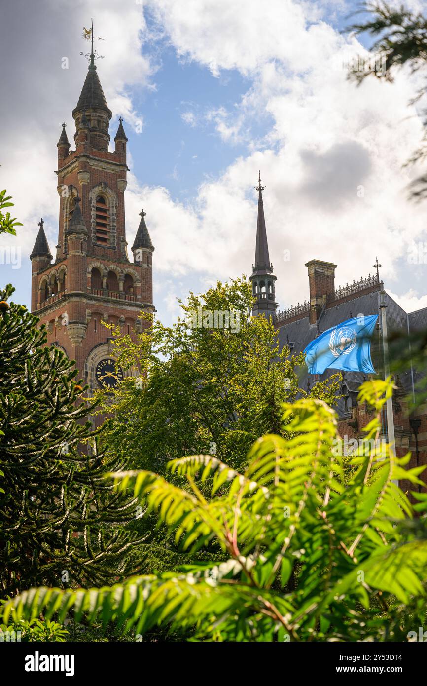 Side view of the Peace Palace (Vredespaleis) with a UN flag, Den Haag ...