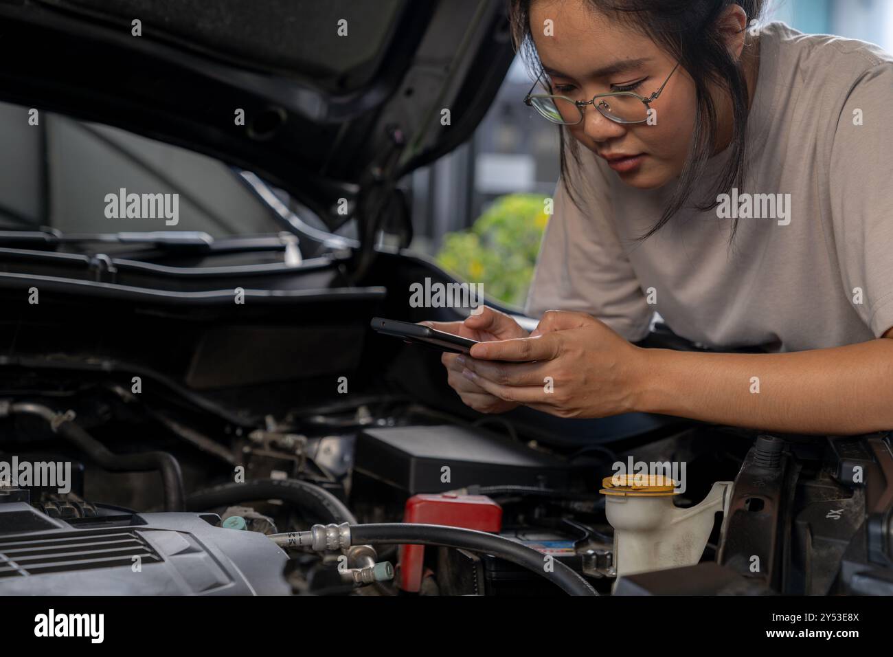 Mature woman car breakdown hi-res stock photography and images - Alamy