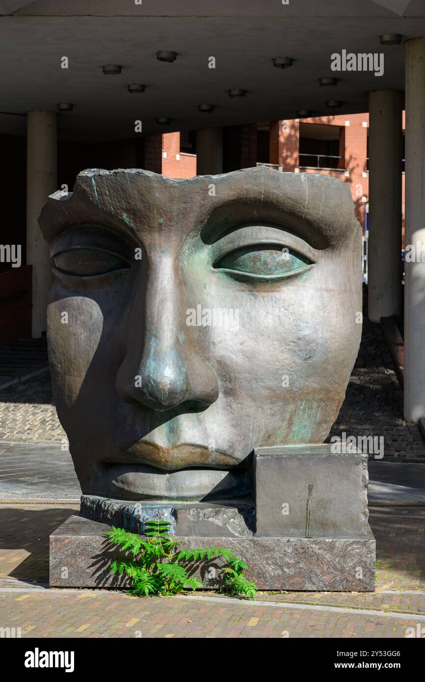 The 3D face sculpture (Per Adriano) on Muzenplein, Den Haag, The ...